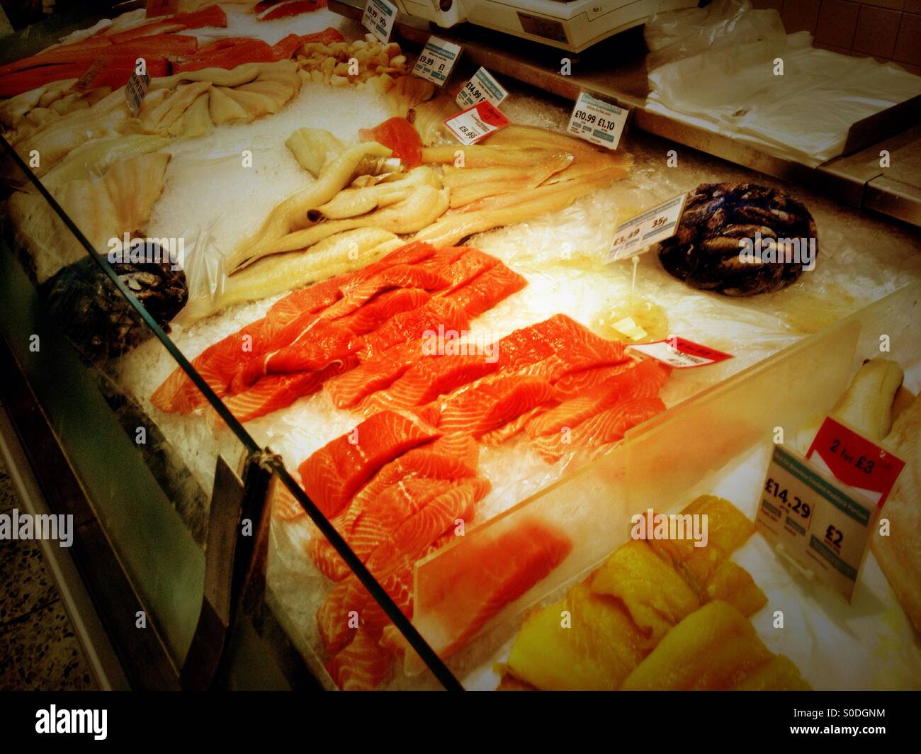 Supermarket fish counter Stock Photo - Alamy