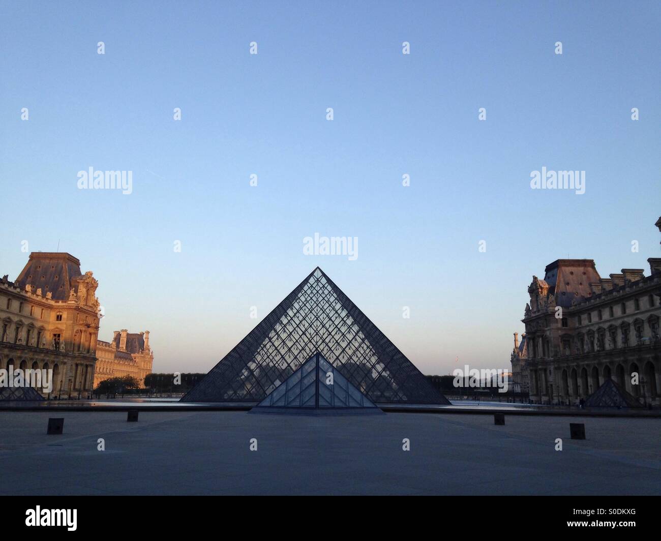 Louvre paris france spring hi-res stock photography and images - Alamy