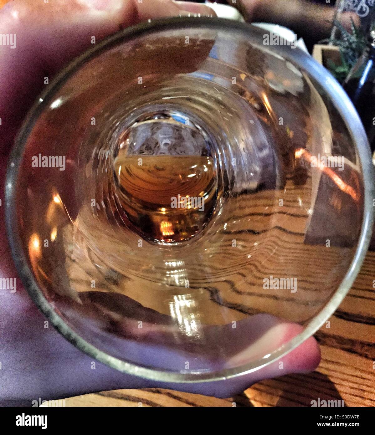 Hand holding pint hi-res stock photography and images - Alamy