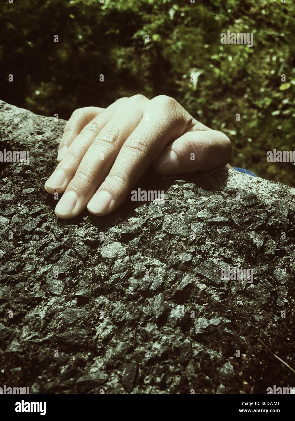 Hand holding to the edge Stock Photo - Alamy