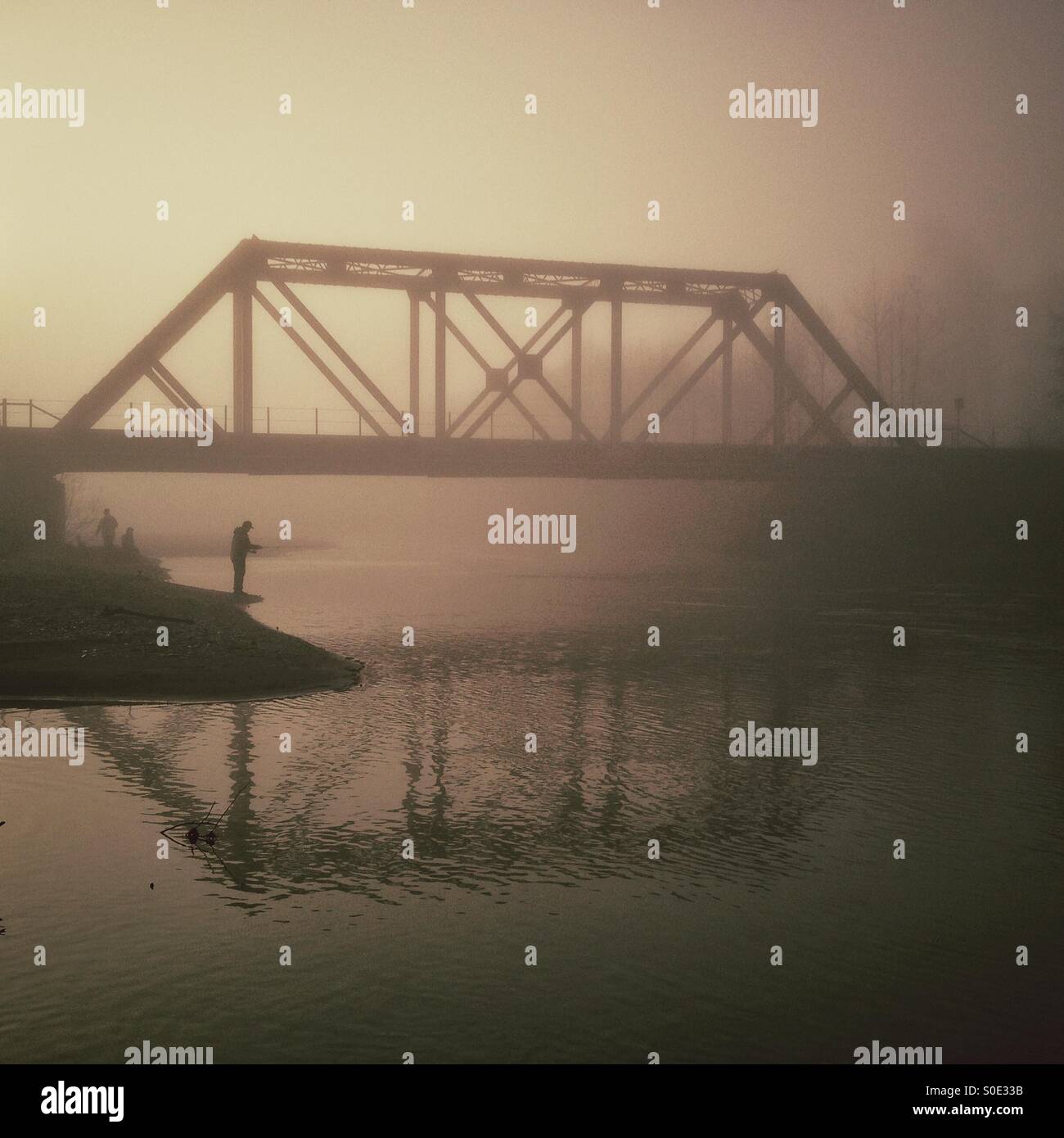 Fish under bridge hi-res stock photography and images - Alamy