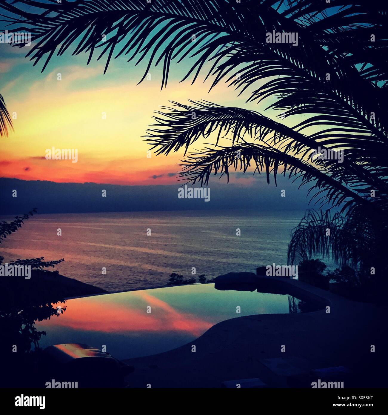 Infinity pool hi-res stock photography and images - Alamy