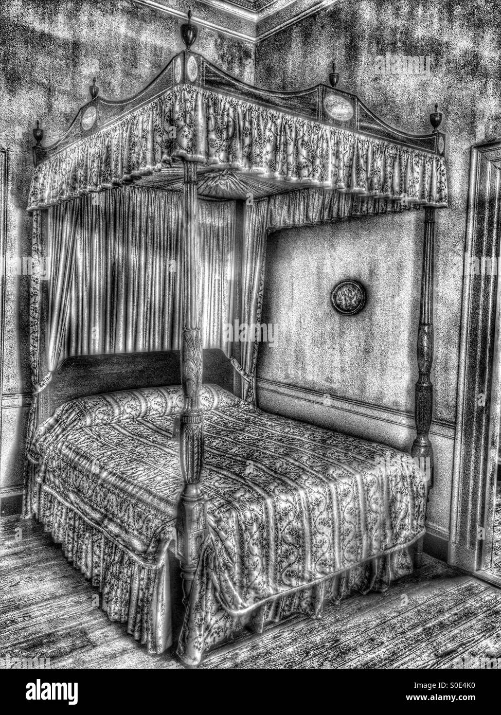 Four post canopy bed hi-res stock photography and images - Alamy