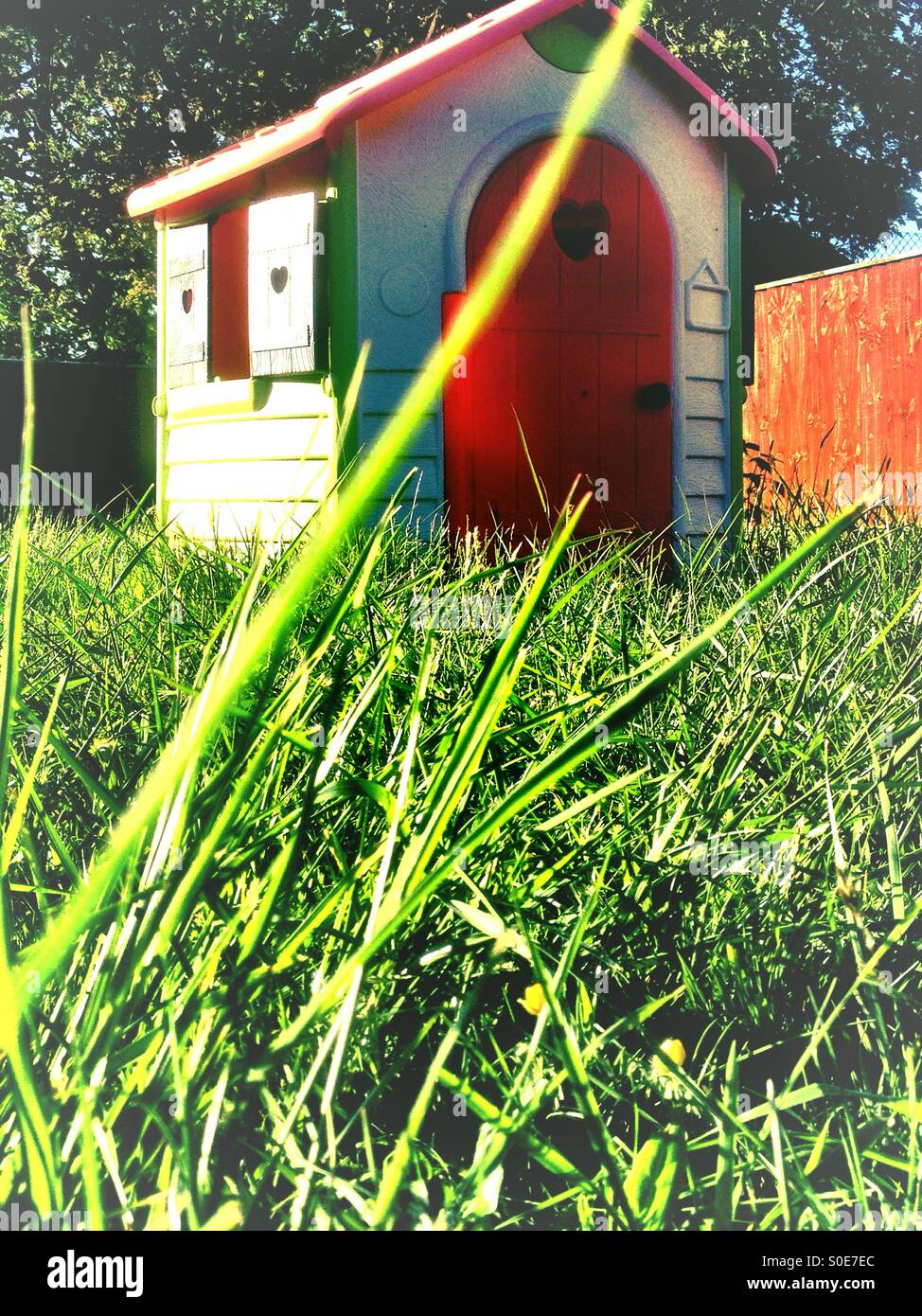 A child's play house on an overgrown lawn Stock Photo - Alamy