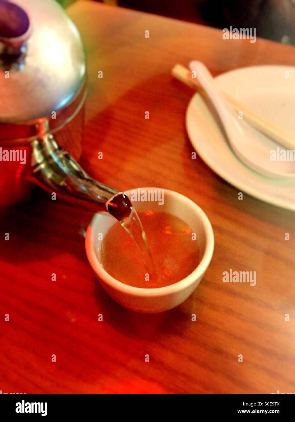 Pouring tea at Chinese restaurant Stock Photo - Alamy