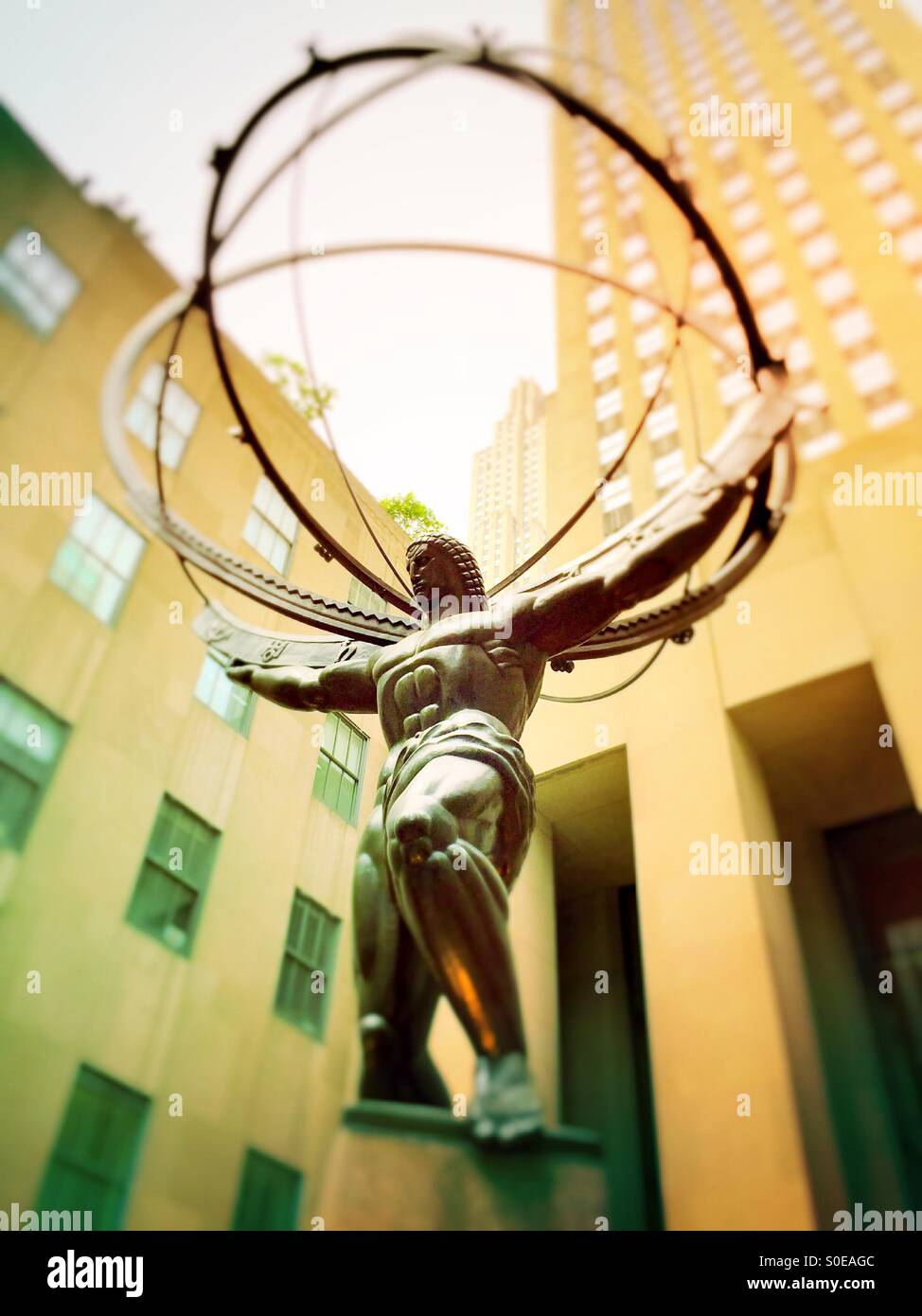 Atlas statue at Rockefeller Center Stock Photo - Alamy