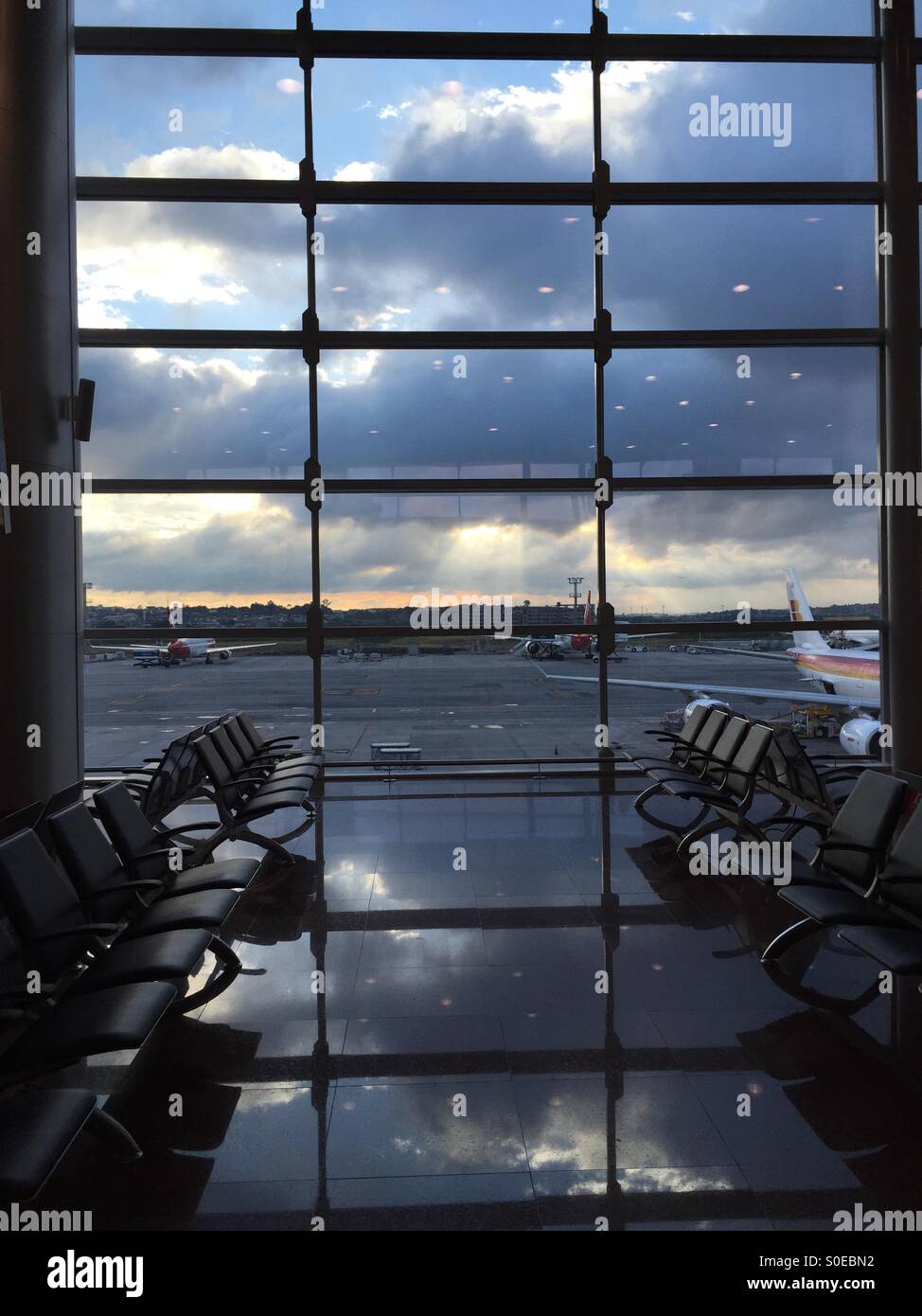 Airport departure gate hi-res stock photography and images - Alamy