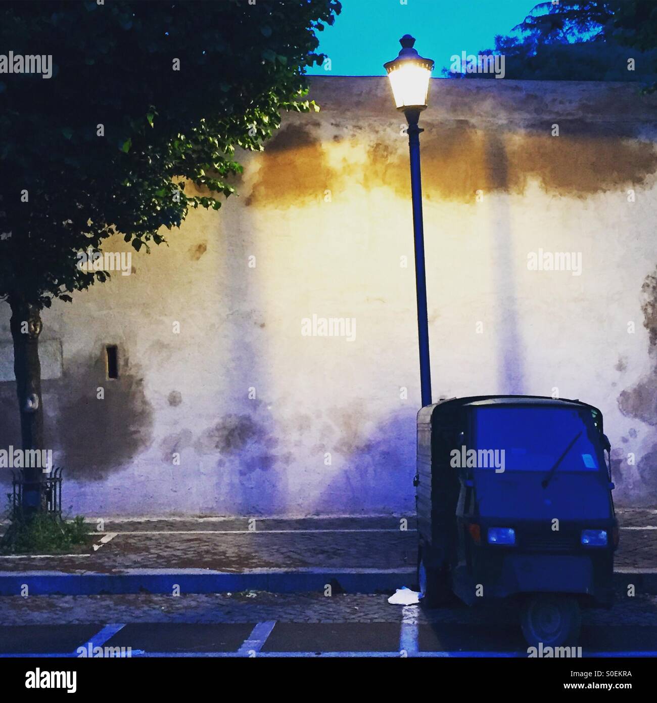 Street scene in rome hi-res stock photography and images - Alamy