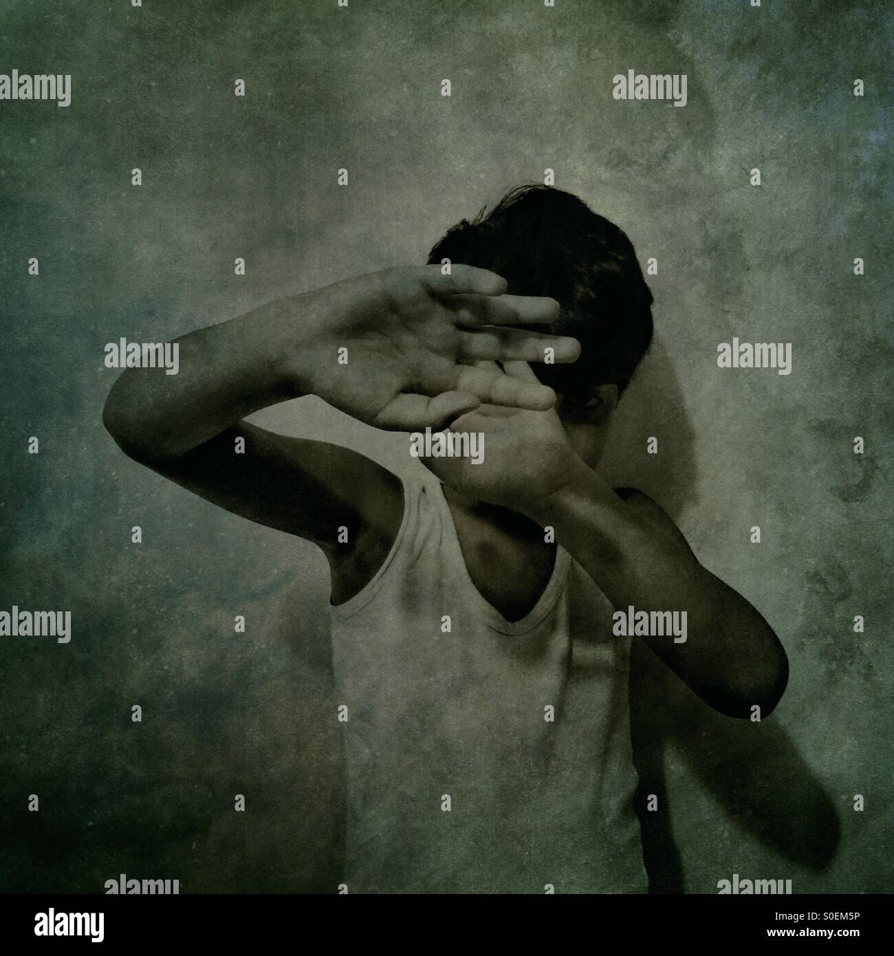 Scared kid hi-res stock photography and images - Alamy