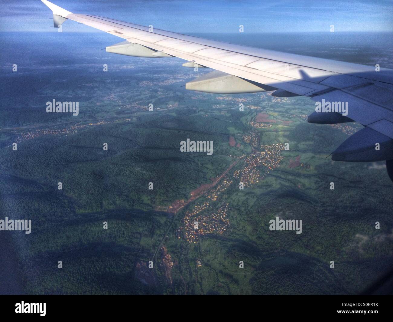 Airplane left wing flying hi-res stock photography and images - Alamy