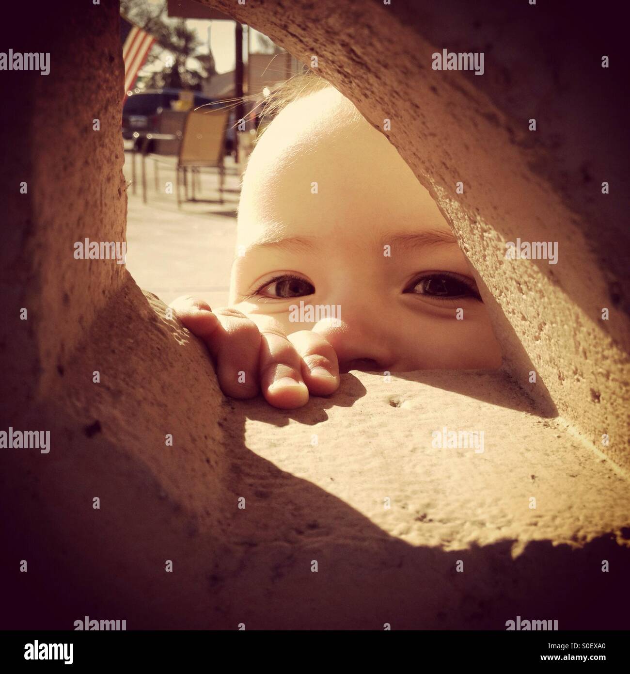 Child peeking through wall hi-res stock photography and images - Alamy