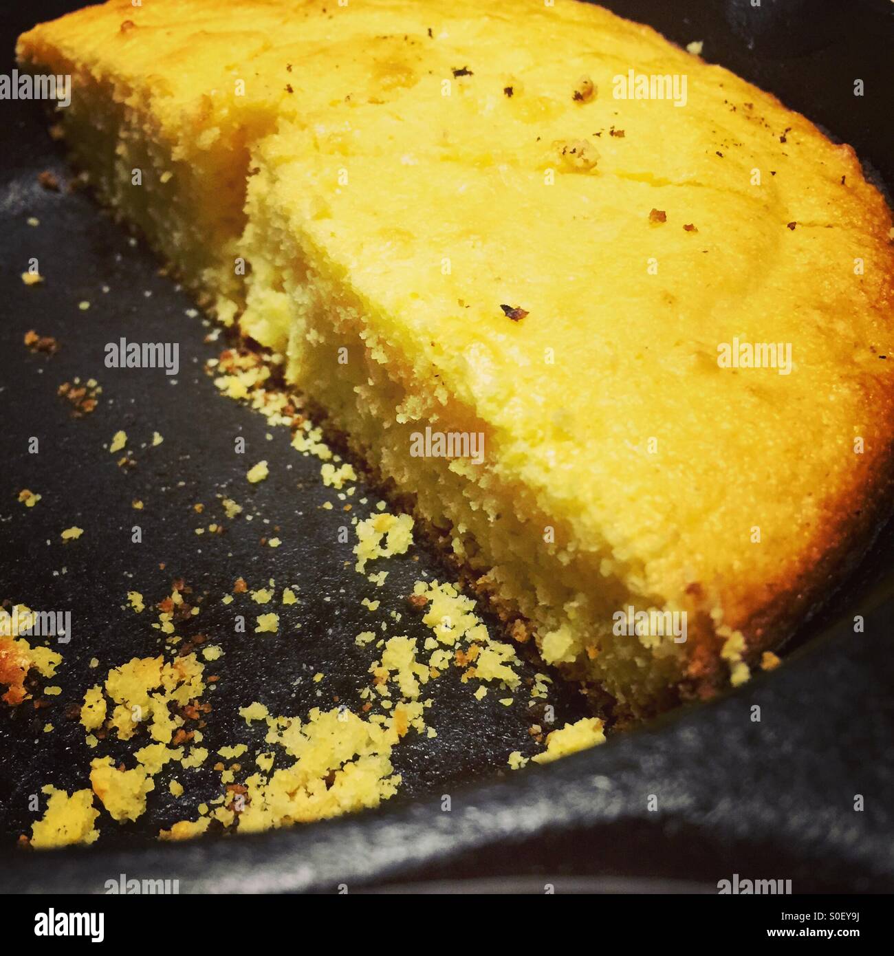 Cast iron skillet cornbread hi-res stock photography and images - Alamy