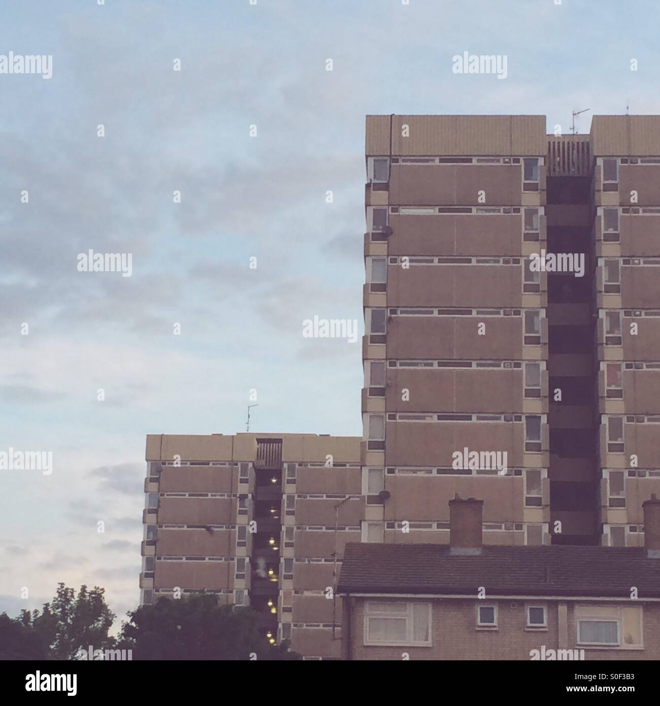 High rise flats london hi-res stock photography and images - Alamy