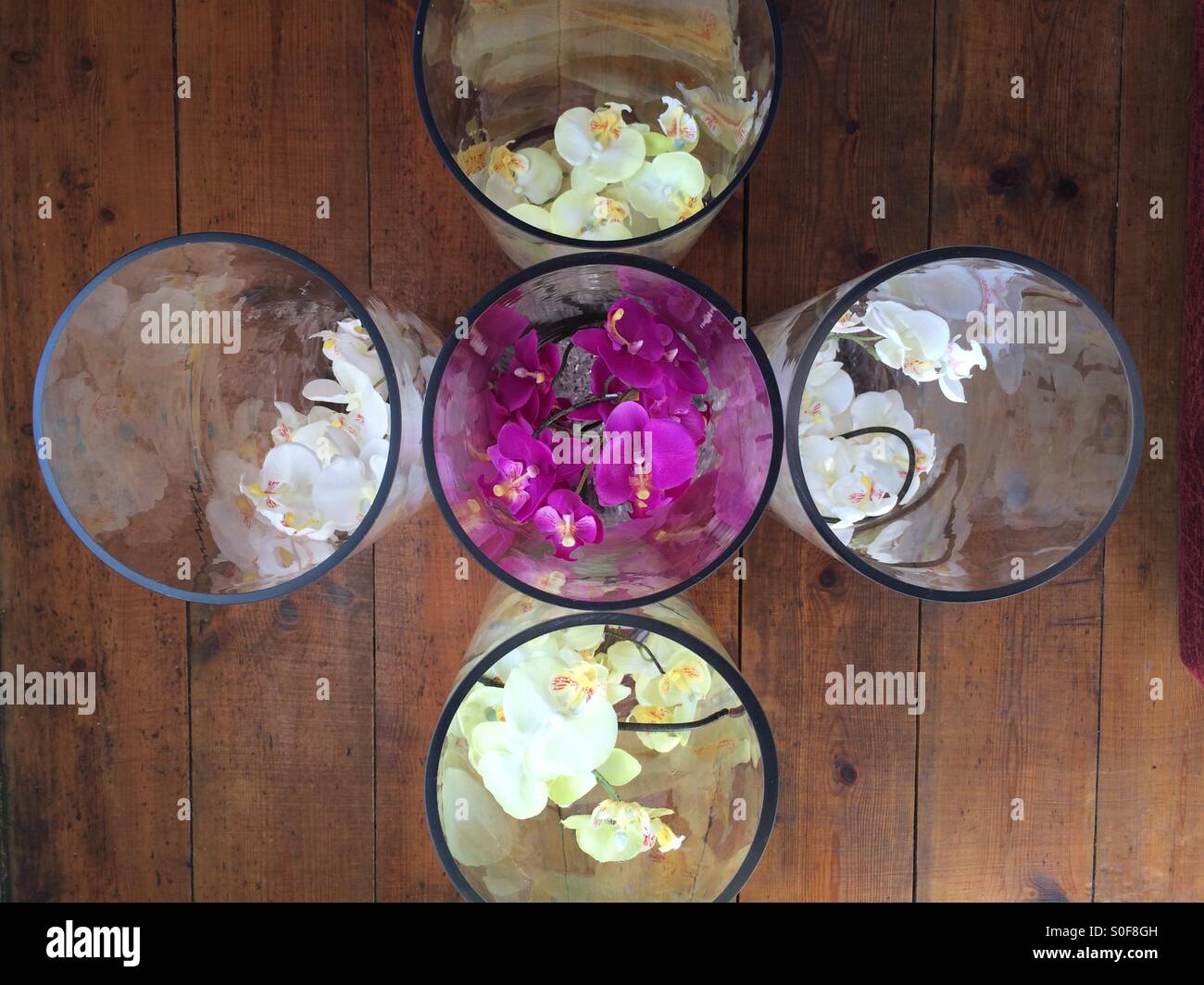 Vases of flowers hi-res stock photography and images - Alamy