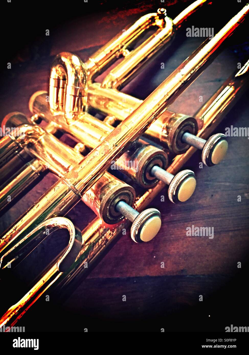 Horn musical instrument hi-res stock photography and images - Alamy