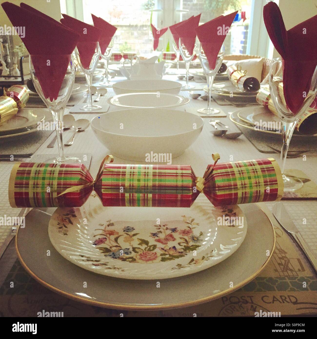 Table christmas crackers hi-res stock photography and images - Alamy