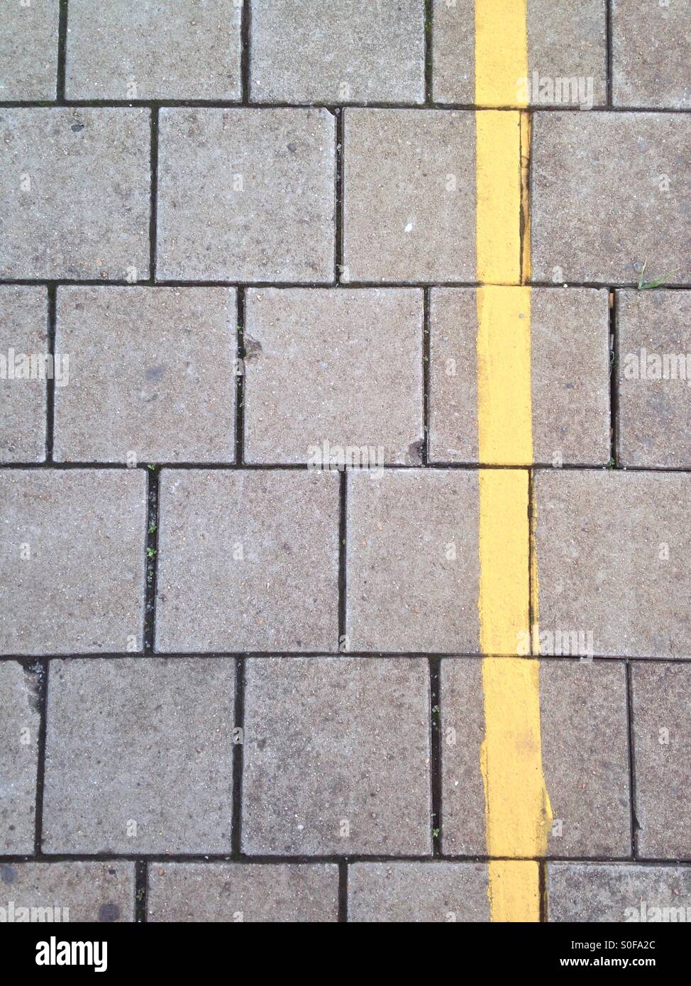 Pavement, yellow line Stock Photo - Alamy