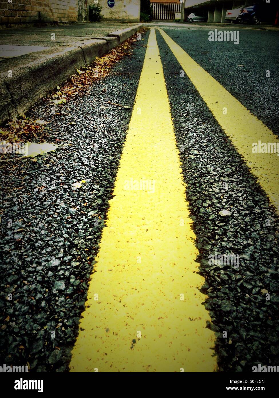 Yellow no parking curb hi-res stock photography and images - Alamy