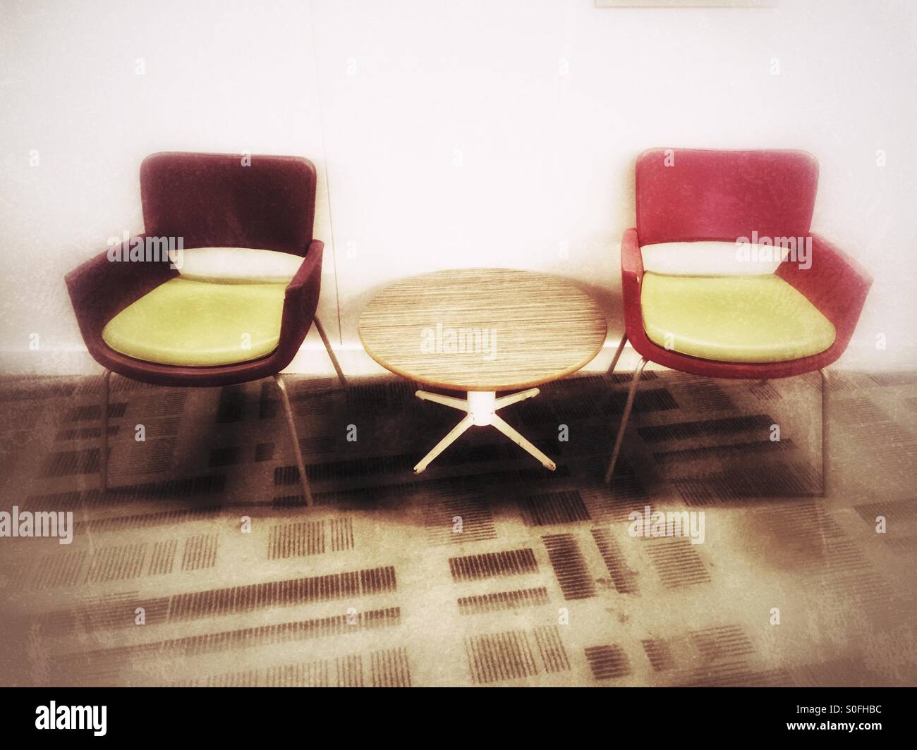 Empty chair table hi-res stock photography and images - Alamy