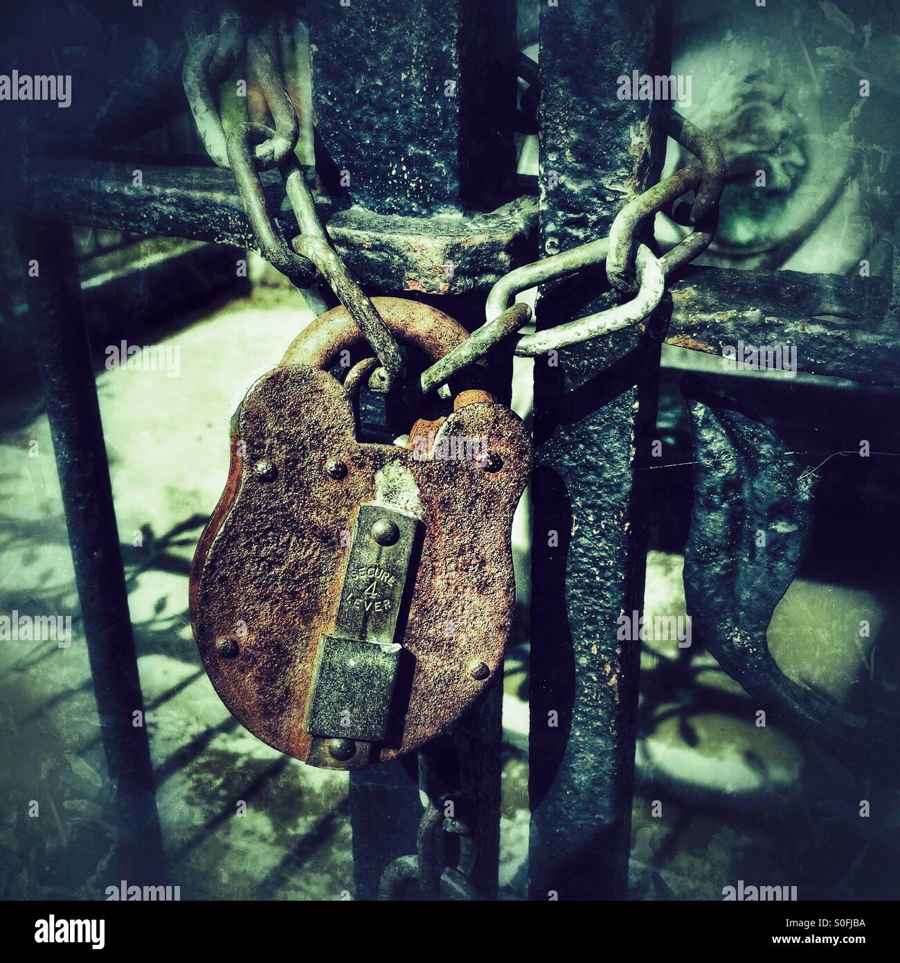 Lock and chain Stock Photo - Alamy