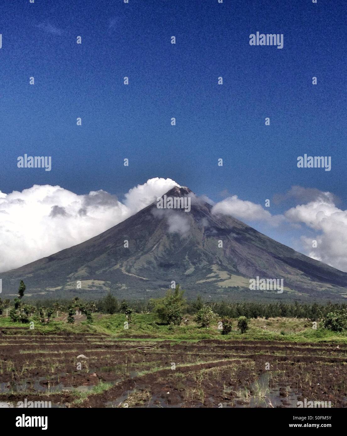 Perfect volcano hi-res stock photography and images - Alamy