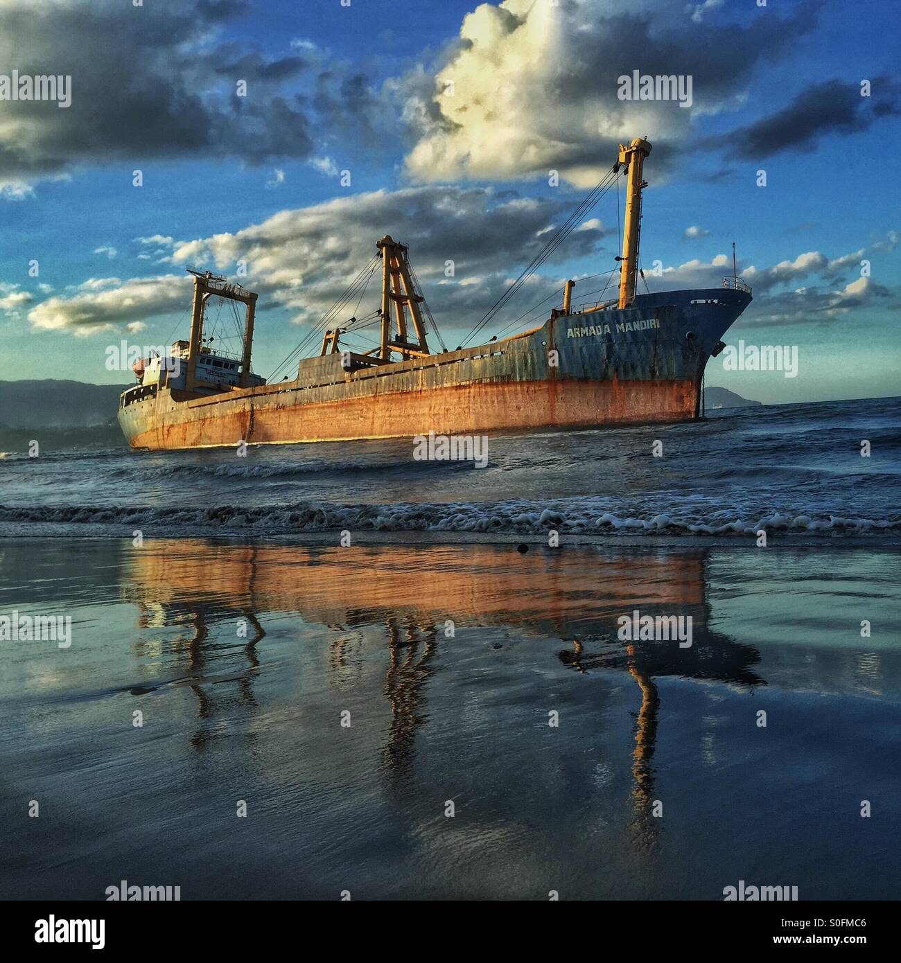 Wrecked ship hi-res stock photography and images - Alamy