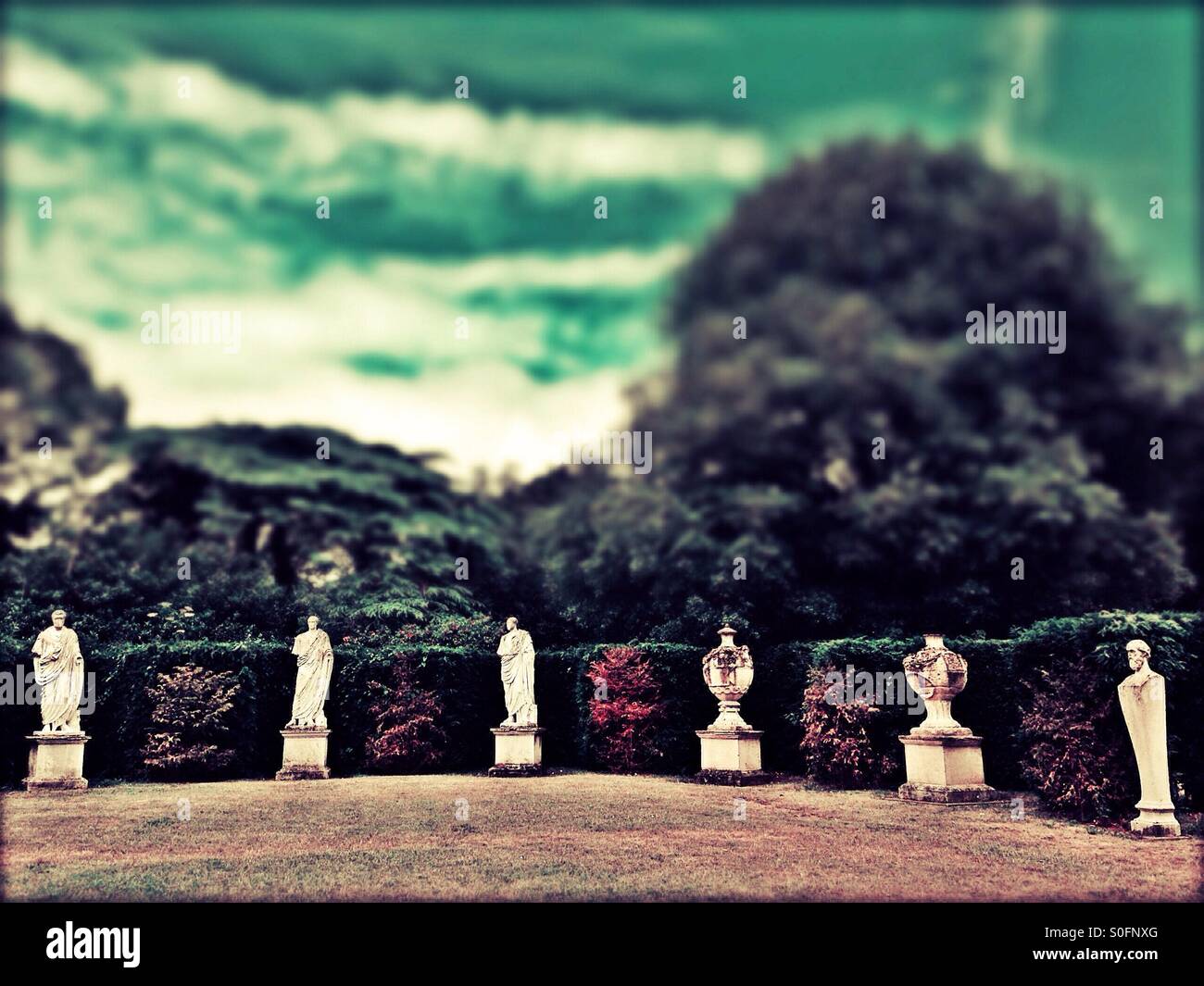 Row statues in roman garden hi-res stock photography and images - Alamy