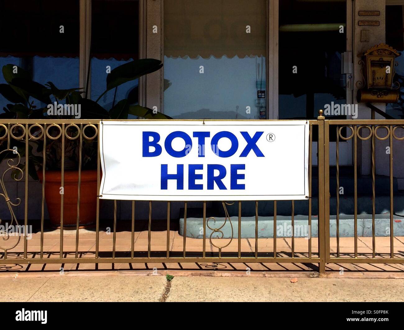 Signage advertising hi-res stock photography and images - Alamy