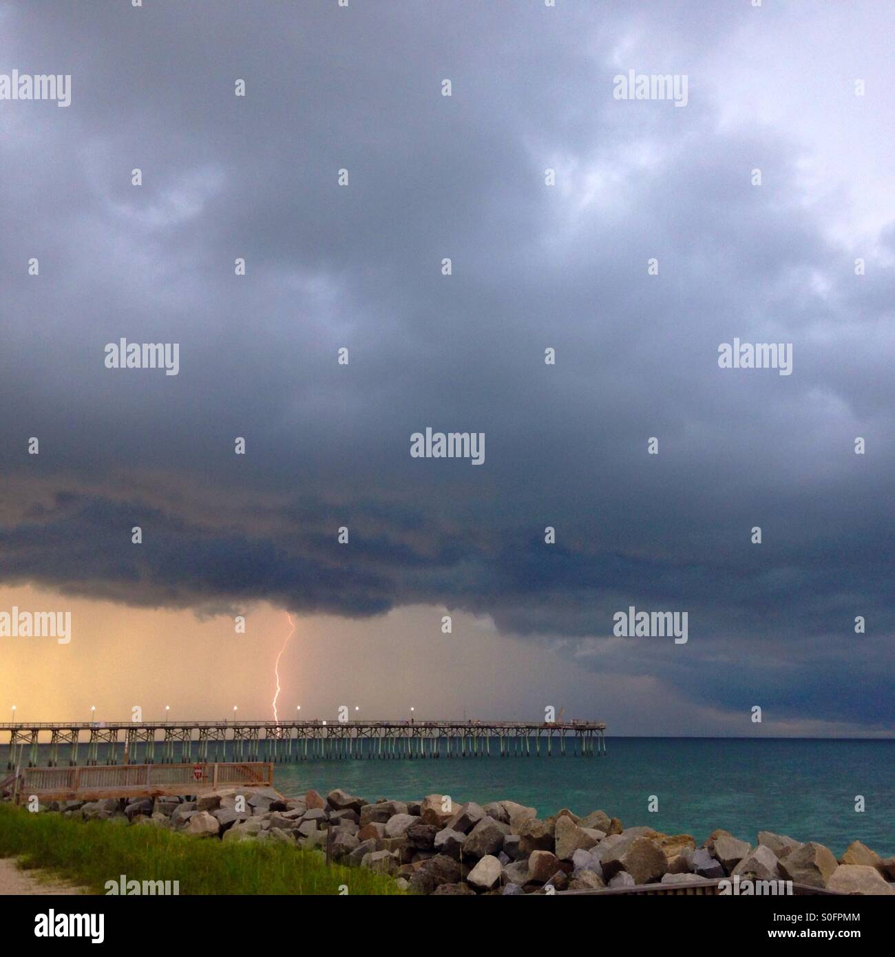 Lightning storm ocean hi-res stock photography and images - Alamy