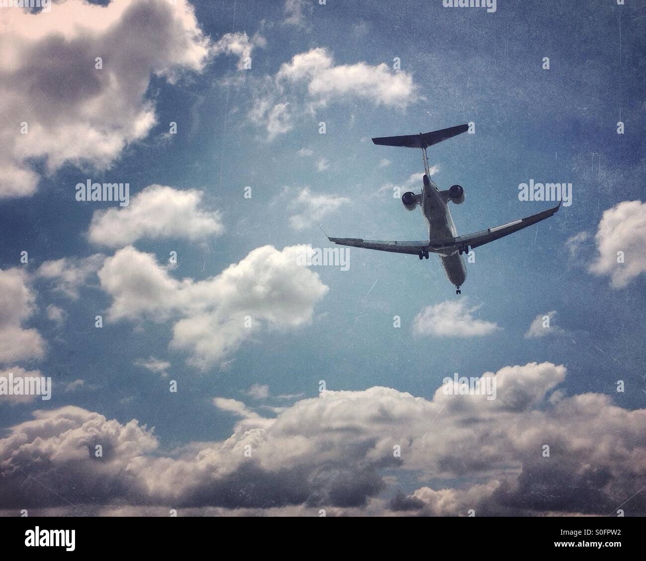 Airplane flying overhead hi-res stock photography and images - Alamy