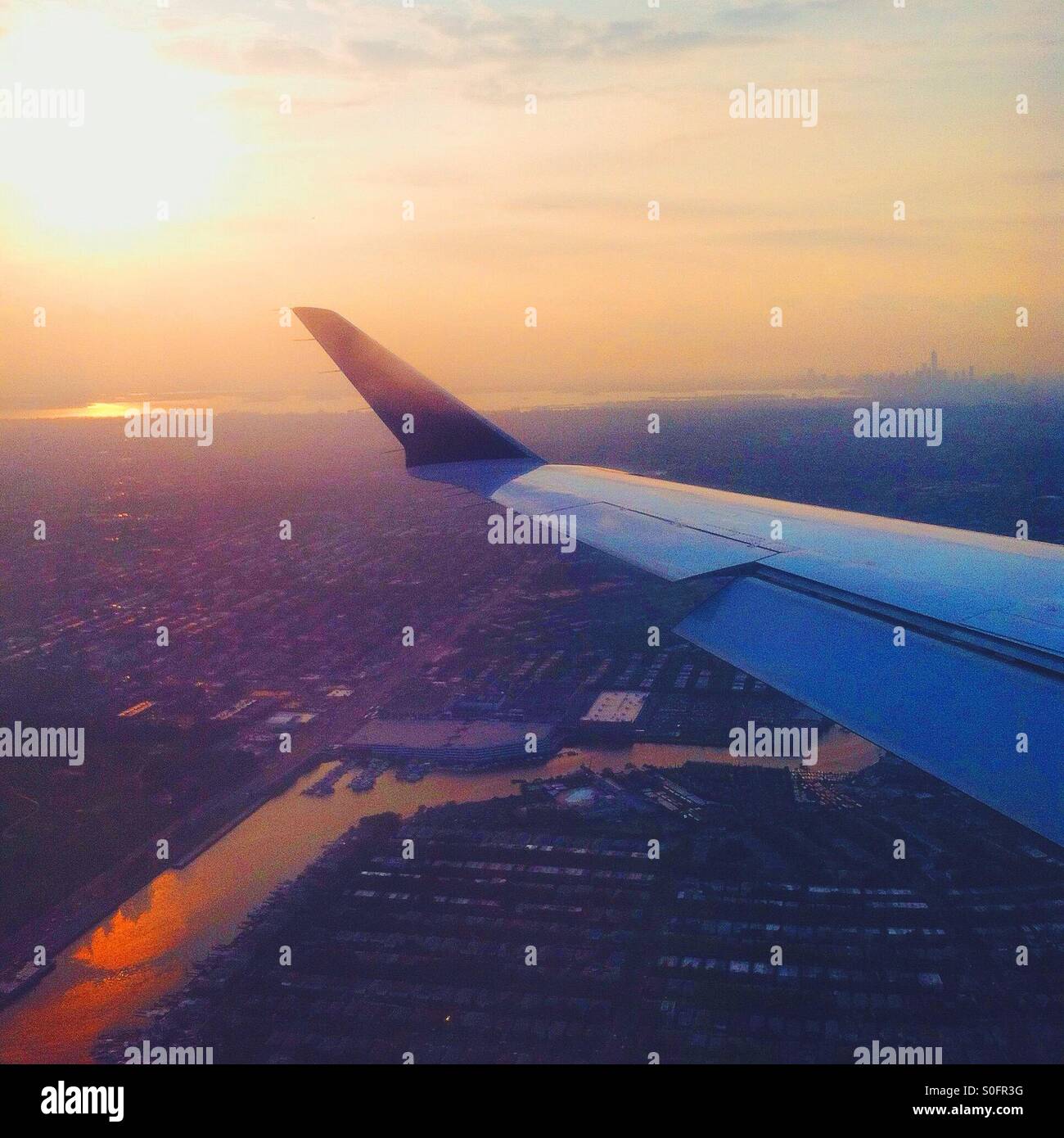 Airplane flying high up hi-res stock photography and images - Alamy