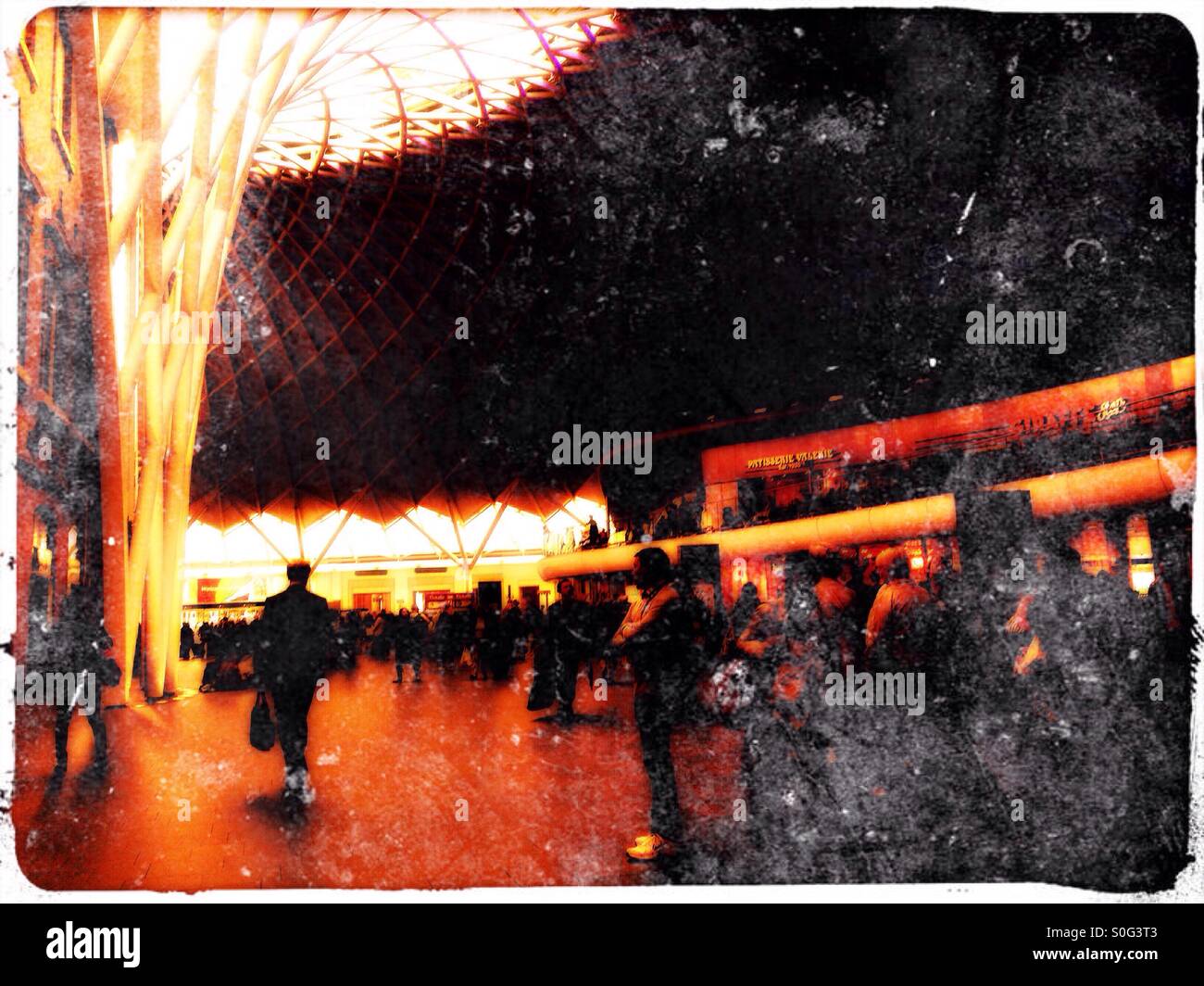 On concourse kings cross station hi-res stock photography and images ...