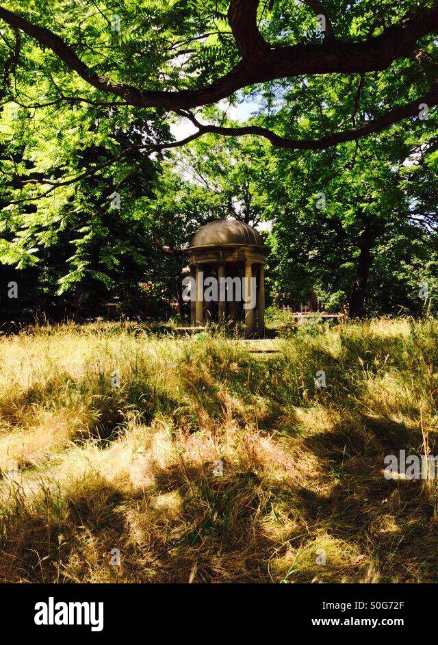 Garden feature in quintessential English garden Stock Photo - Alamy