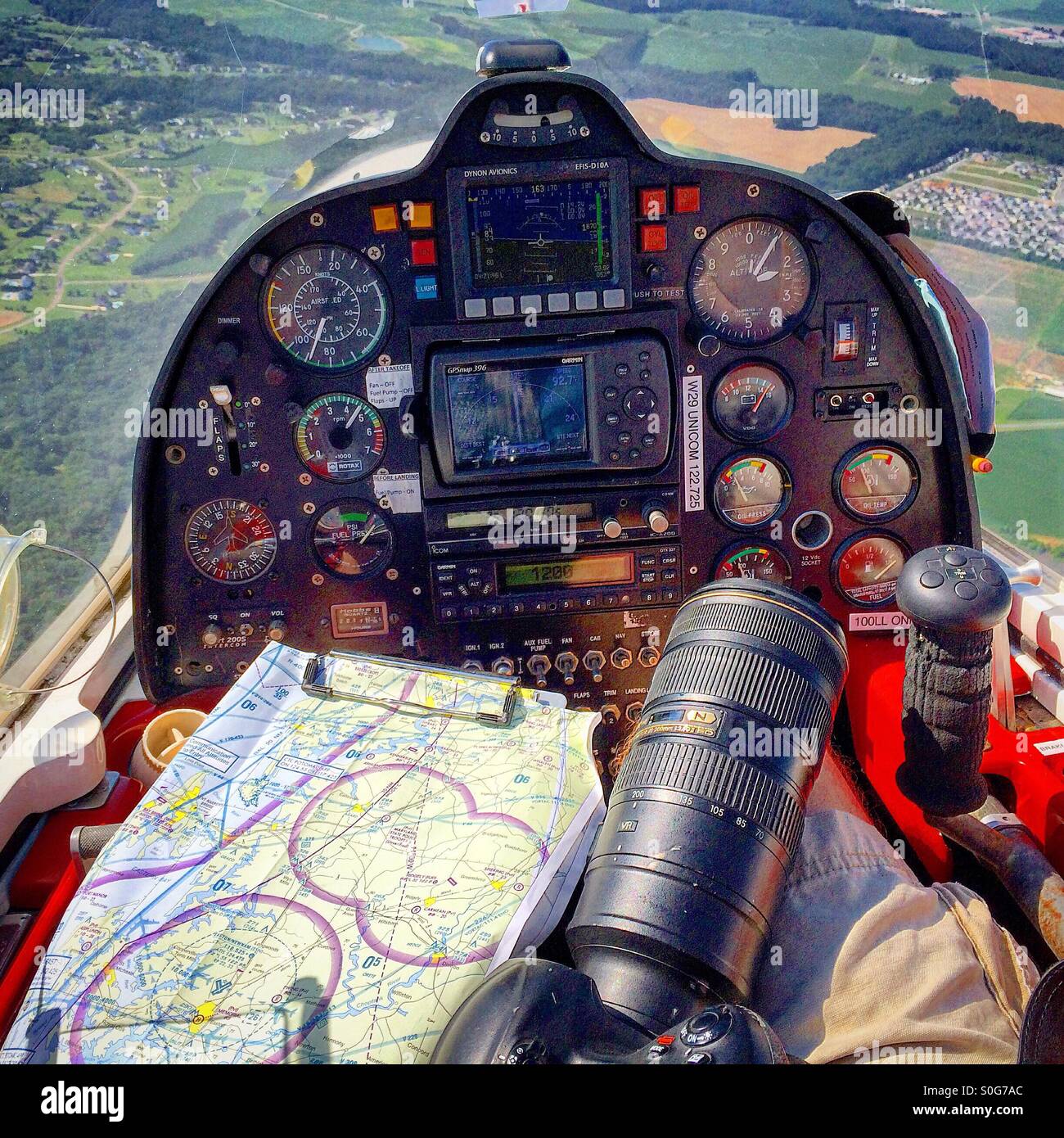 Airplane map hi-res stock photography and images - Alamy