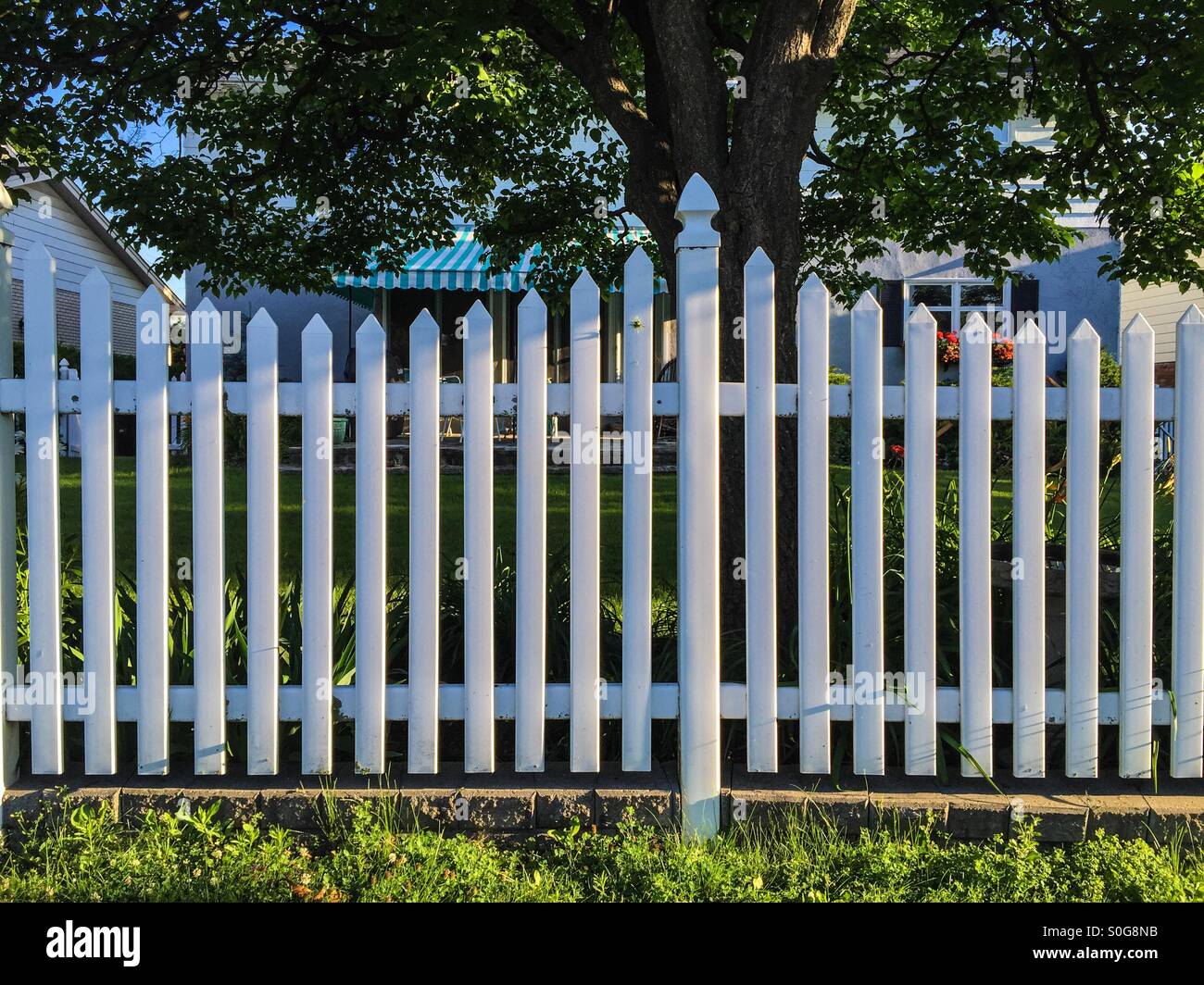 White fence hi-res stock photography and images - Alamy