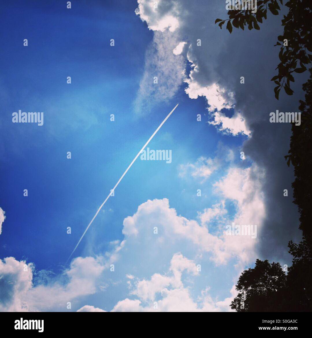 Airplane trail hi-res stock photography and images - Alamy