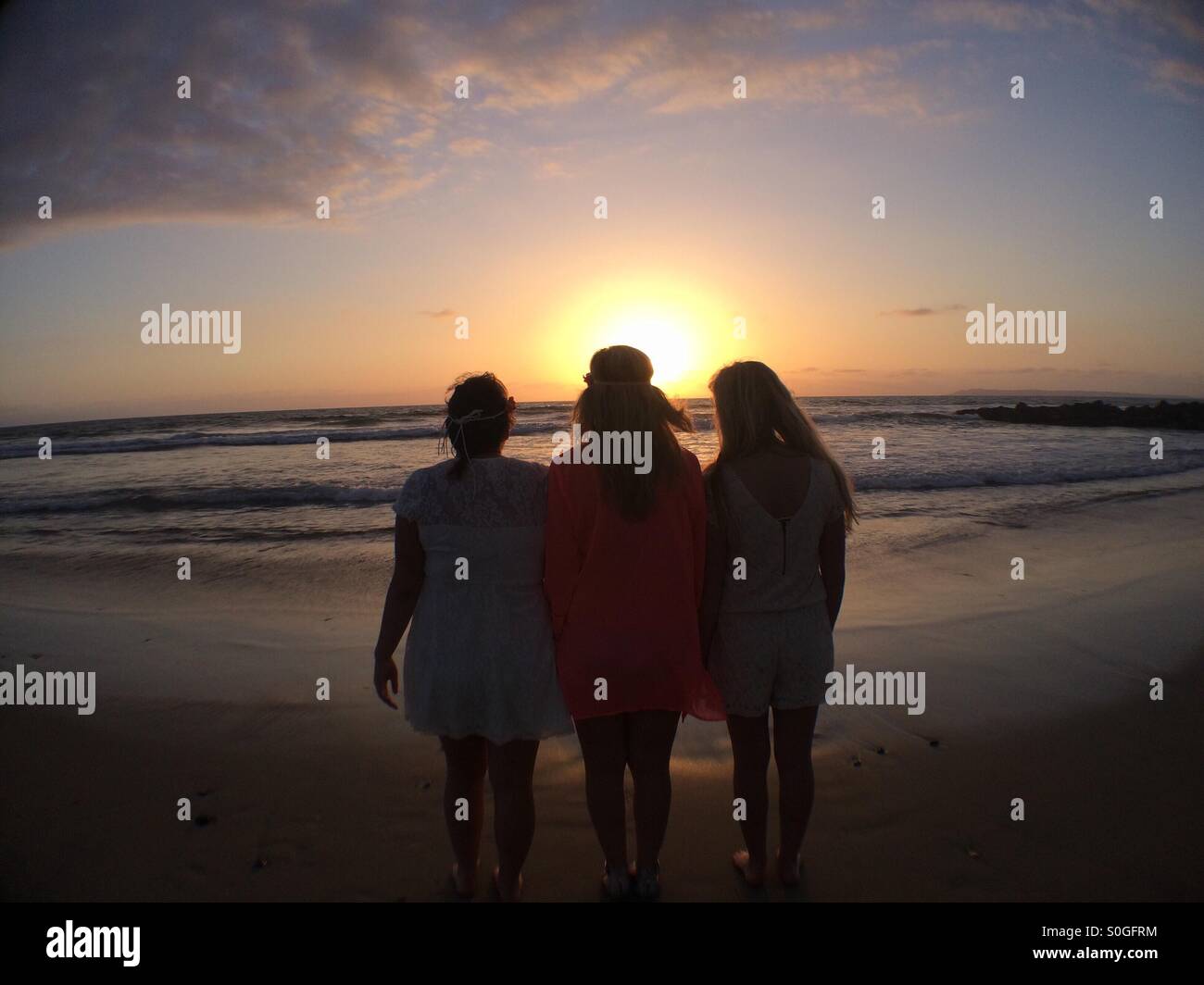 Sisters at the ocean hi-res stock photography and images - Alamy