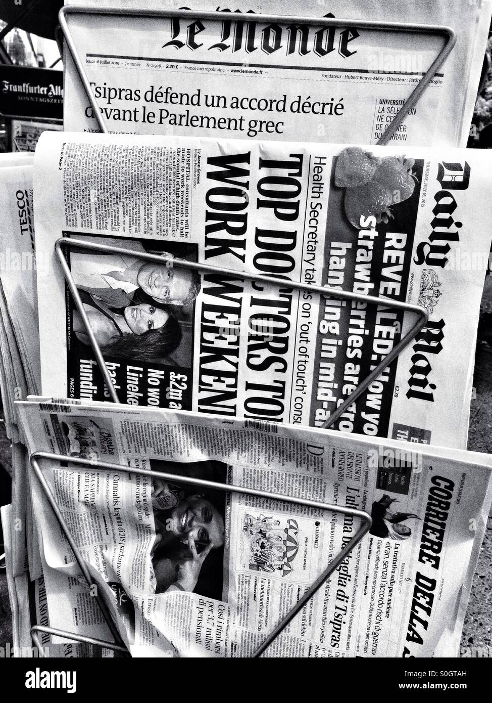 Le monde newspaper hi-res stock photography and images - Alamy