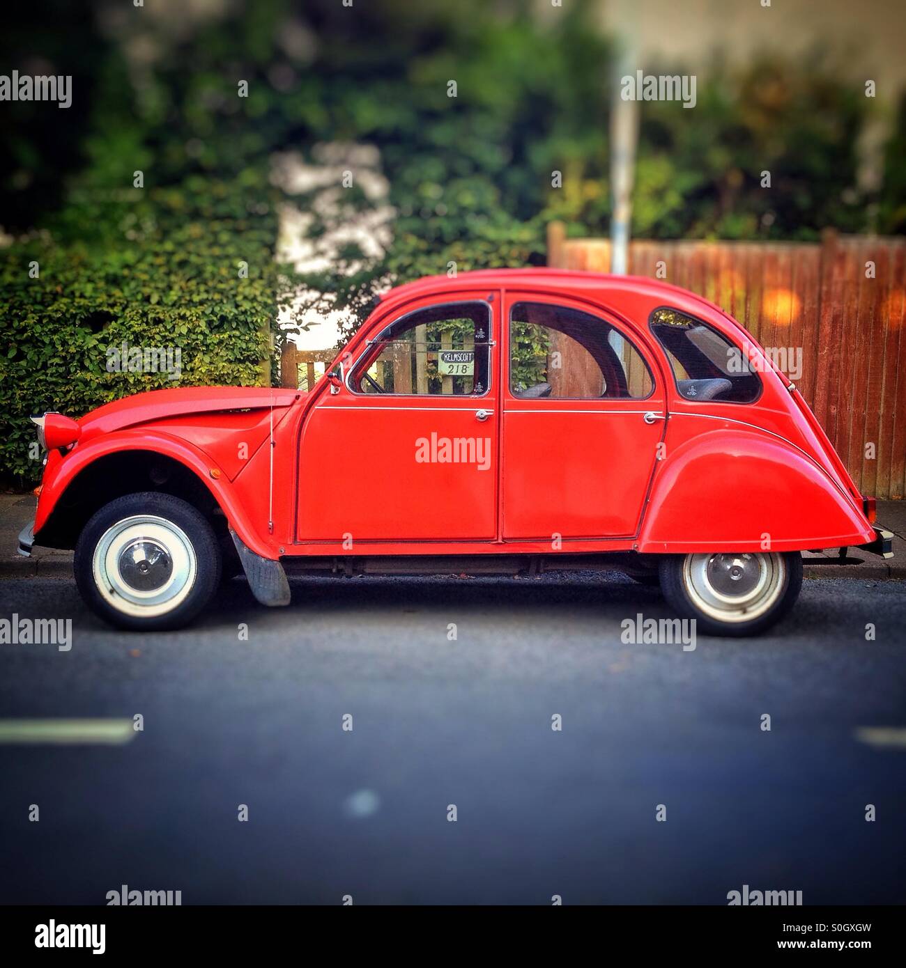 Red citroën 2cv hi-res stock photography and images - Alamy