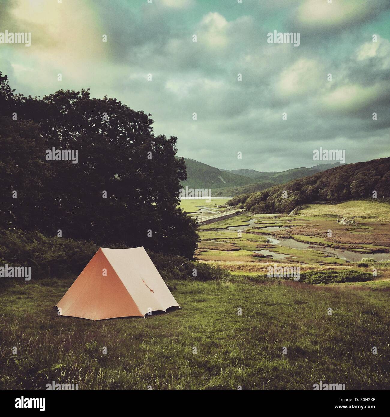 Camping in the great outdoors Stock Photo - Alamy