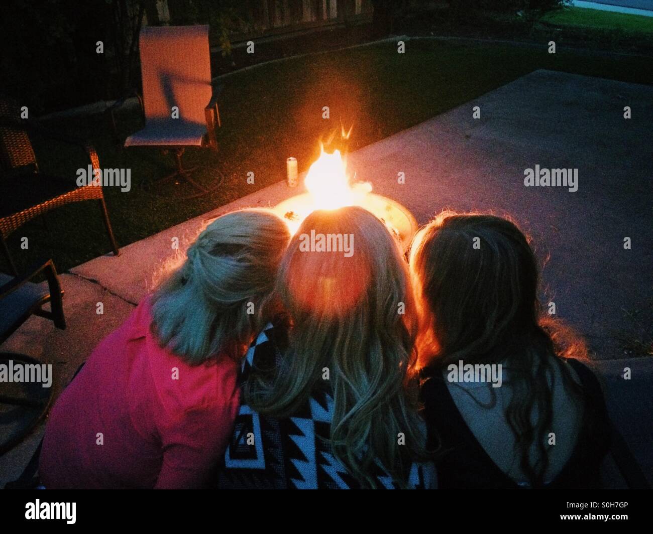 Fire night friends not beach hi-res stock photography and images - Alamy