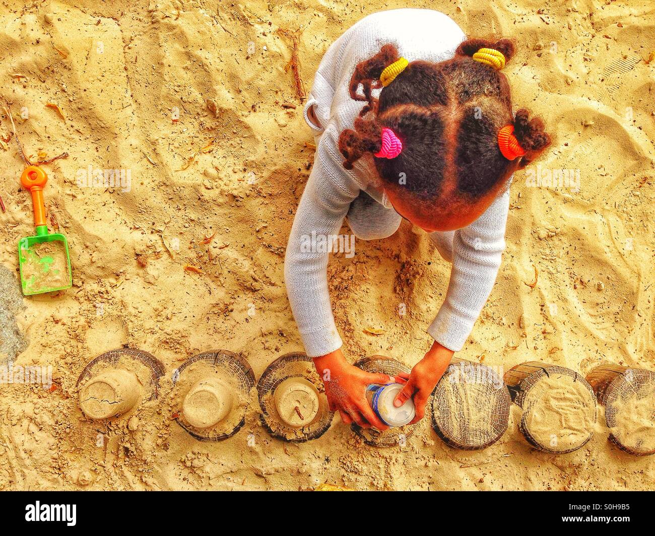 Child making sand castles hi-res stock photography and images - Alamy