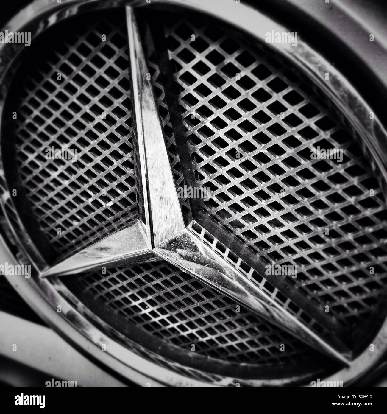 Daimler car badge hi-res stock photography and images - Alamy