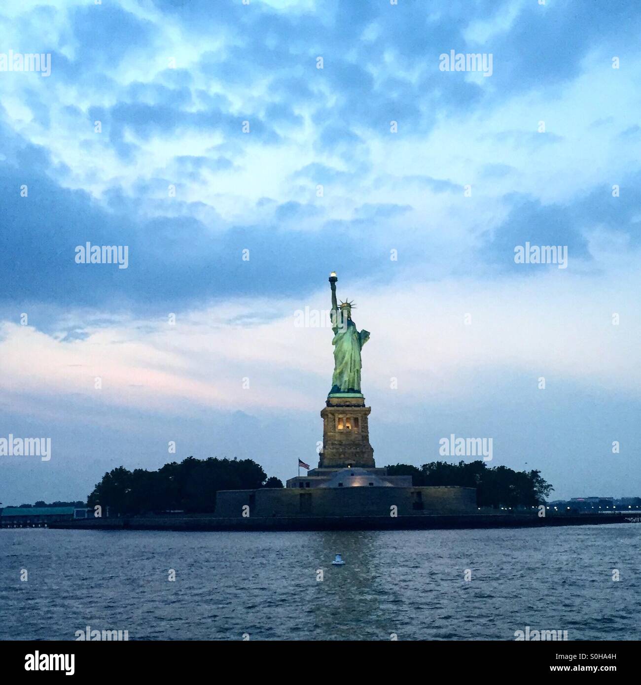 Ship statue of liberty hi-res stock photography and images - Alamy