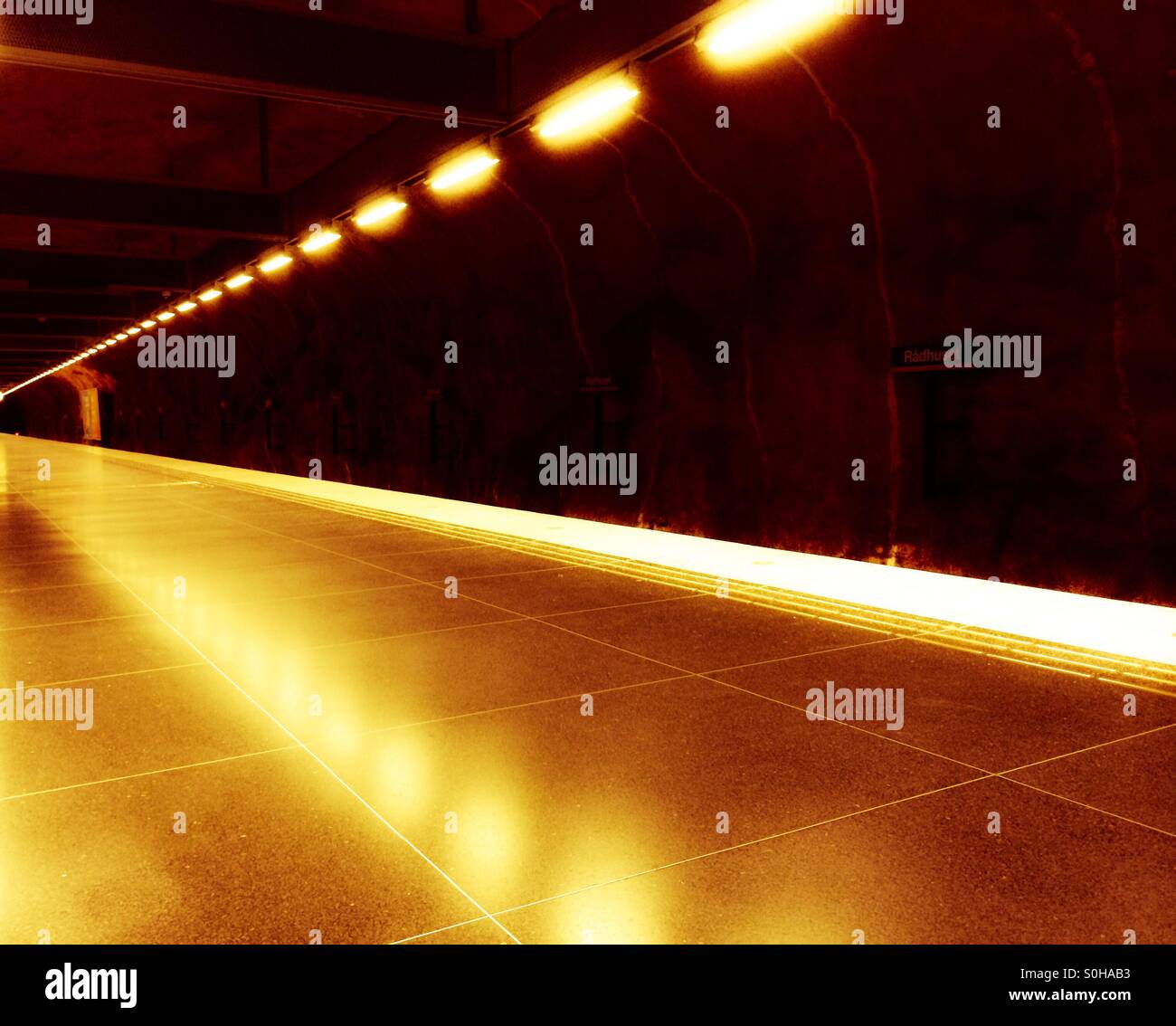 Empty subway platform hi-res stock photography and images - Alamy