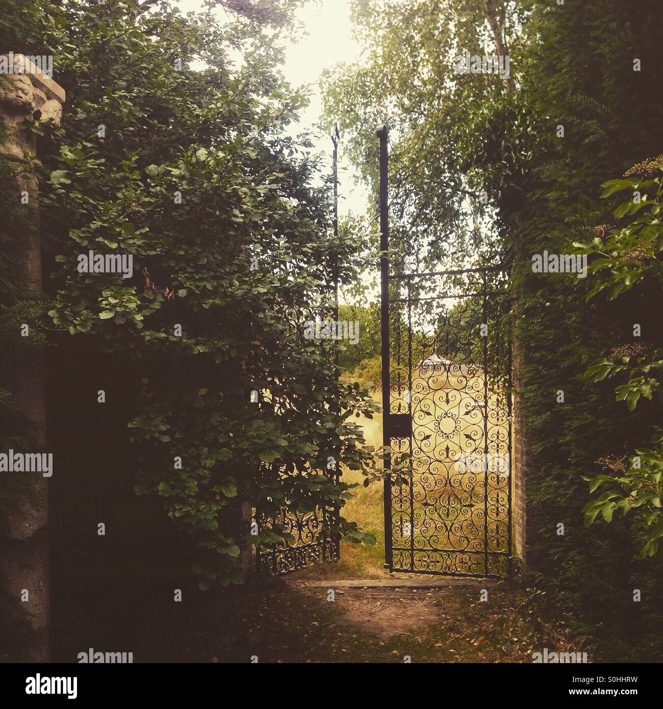 Secret garden gate hi-res stock photography and images - Alamy