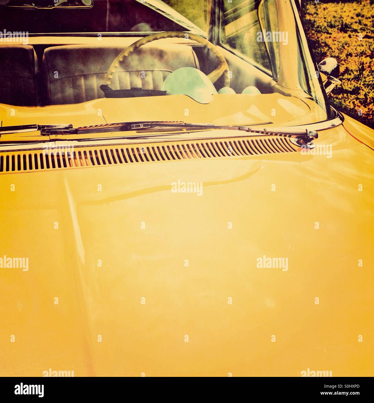 Yellow retro car hi-res stock photography and images - Alamy