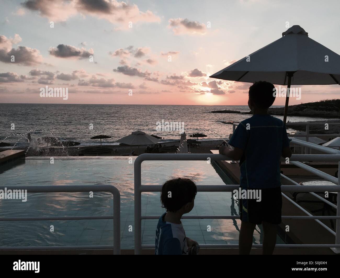 Two kids watching sunset hi-res stock photography and images - Alamy