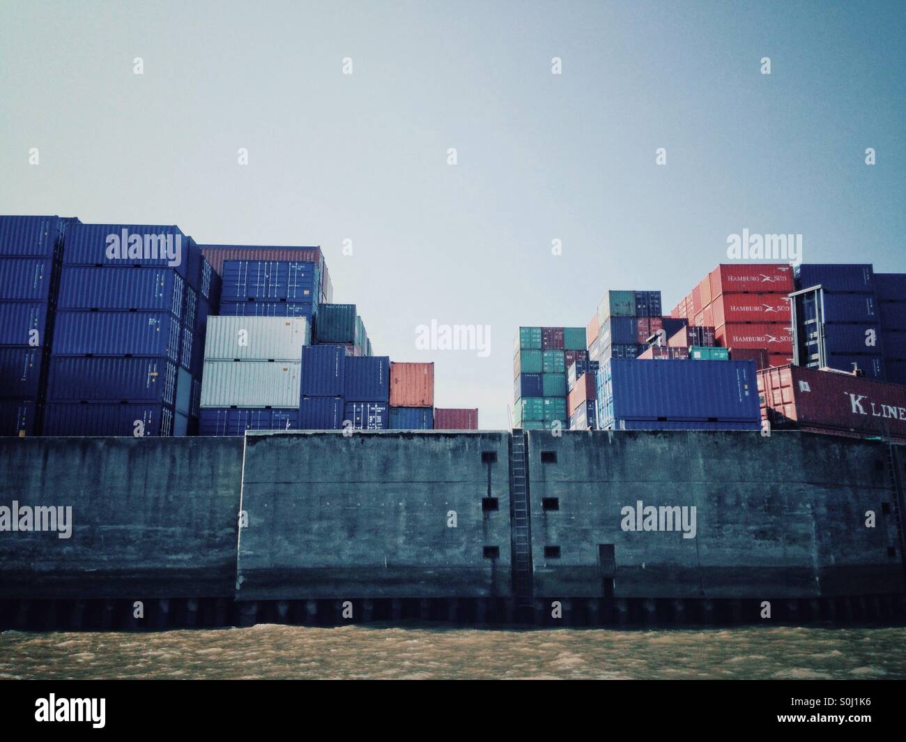 Shipping containers in port city hi-res stock photography and images ...