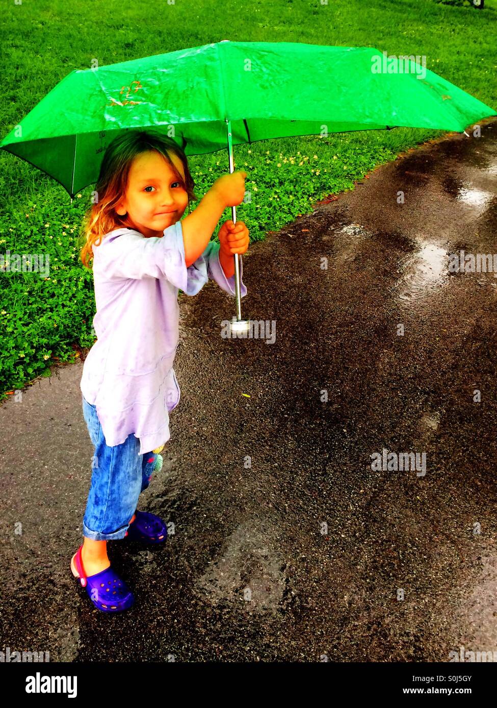 Girl in rain hi-res stock photography and images - Alamy